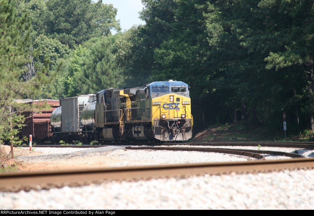 CSX 453 leads 164 into the curve